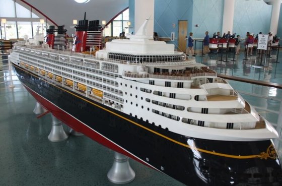 China Art Deco Style Disney Wonder Model Cruise Ship Toy Models With Acrylic Material supplier