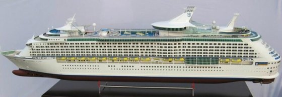 China Regent Seven Seas Explorer Toy Cruise Ship Model 0.001mm Simulation Accuracy Index supplier