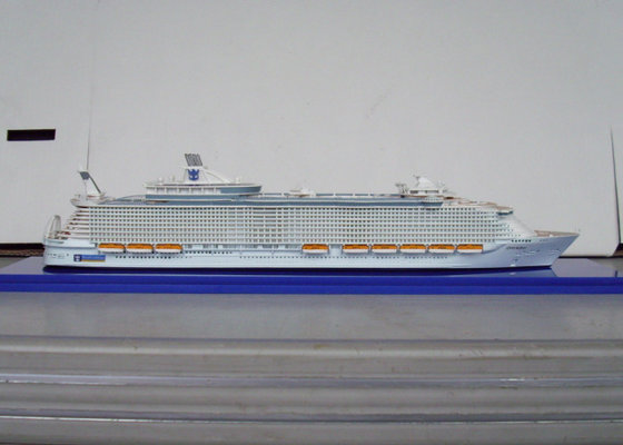 China Scale 1:1200 Oasis Of The Seas Royal Caribbean Cruise Ship Models With Engraving Printing Hull Logo Printing supplier
