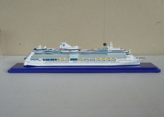 China Scale 1:1200 Radiance Of The Seas Royal Caribbean Cruise Ship Models , Handcrafted Model Ships supplier
