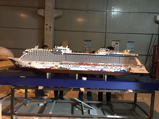 China Genting Dream Cruise Ship Model With ABS CNC Engraving  Propeller Material supplier